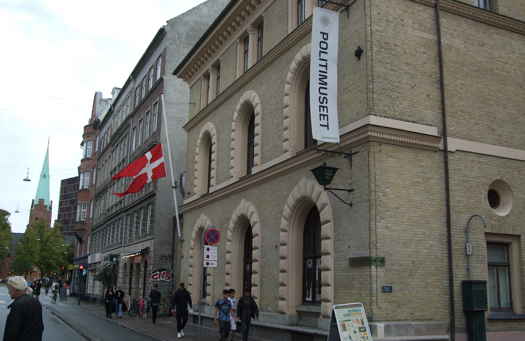 POLITI MINDES - tvflux